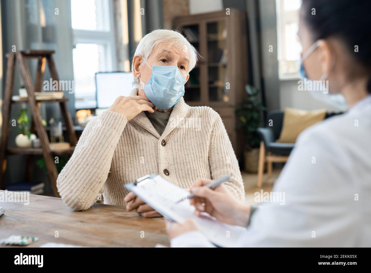 Patient describing symptoms to doctor hi-res stock photography and ...