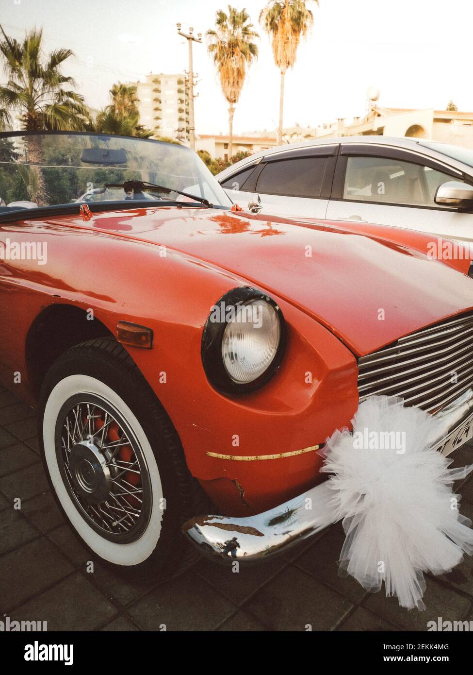 Red shiny luxury classic wedding car Stock Photo - Alamy