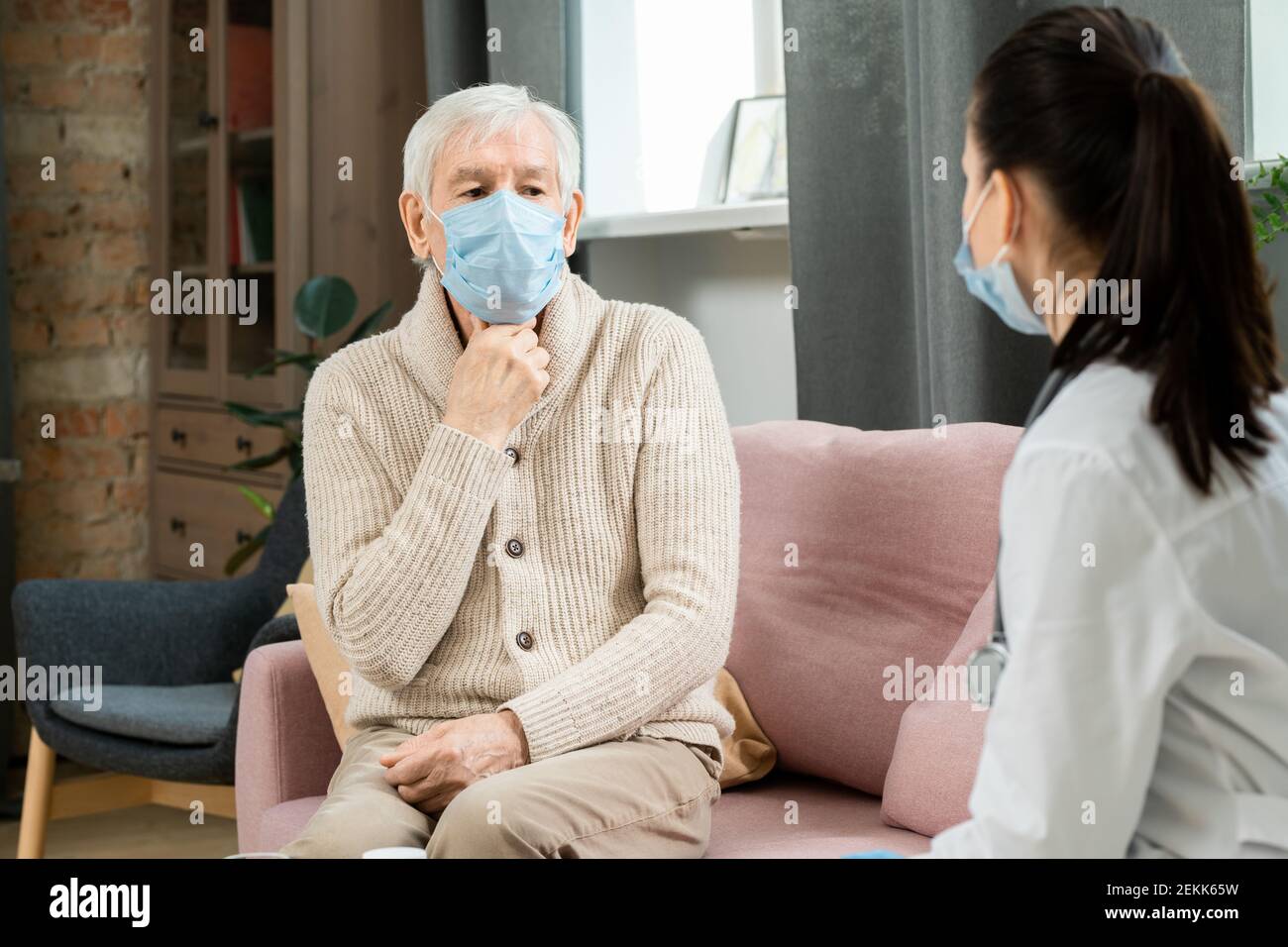 Two men in therapy couch hi-res stock photography and images - Alamy