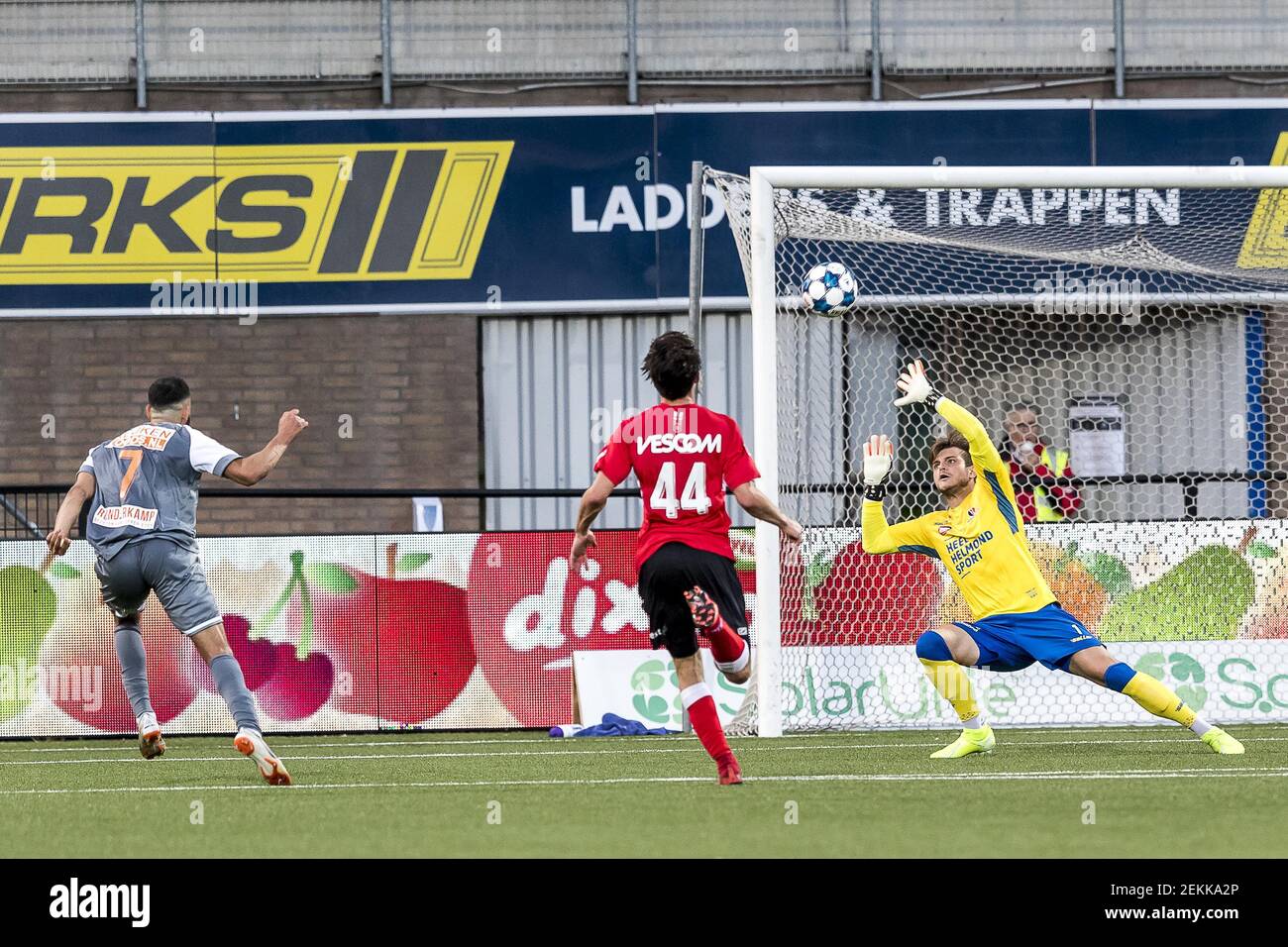 HELMOND - 18-09-2020, Lavans stadion. Dutch Keuken Kampioen Division ...