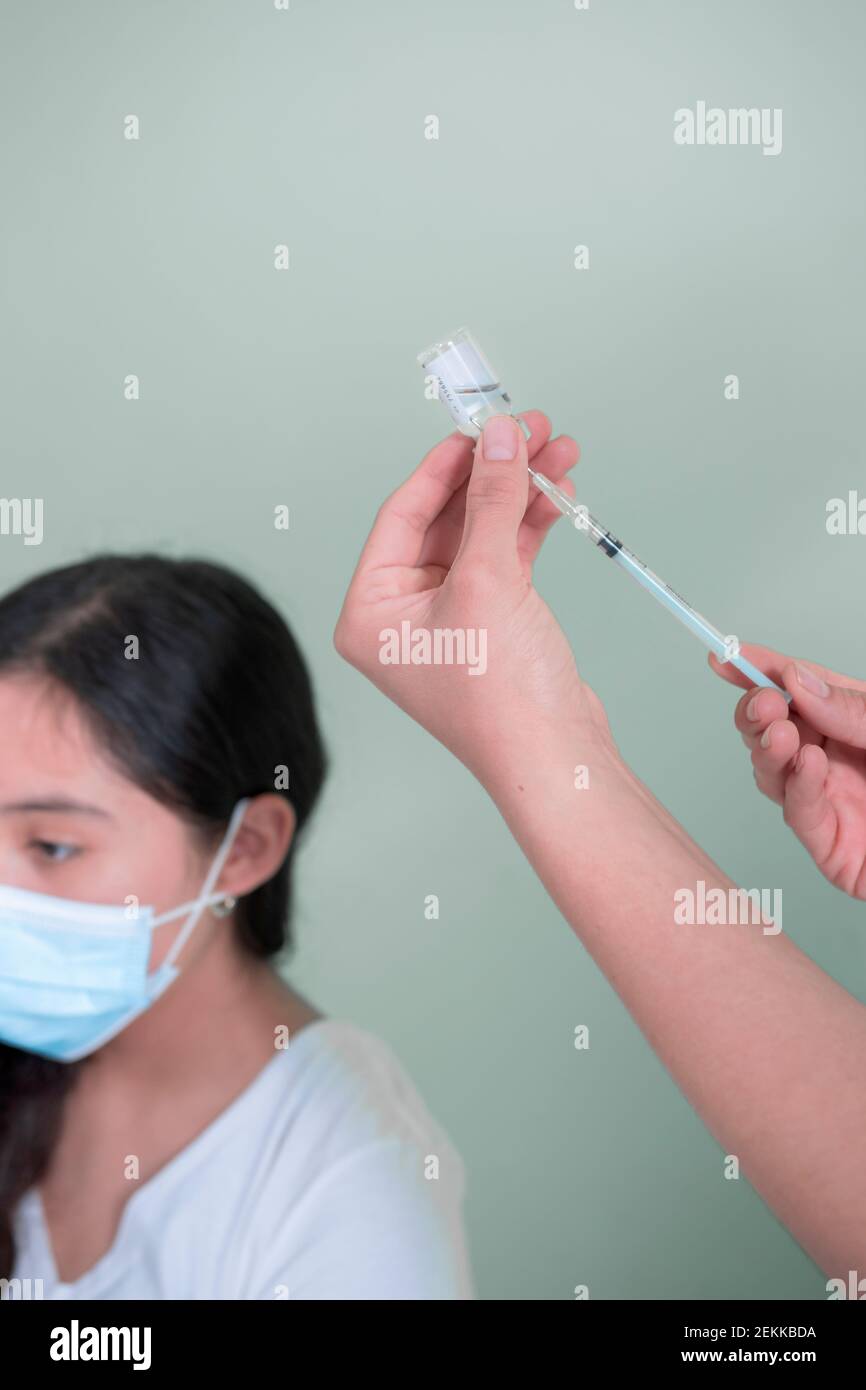 Female doctor preparing injection hi-res stock photography and images ...