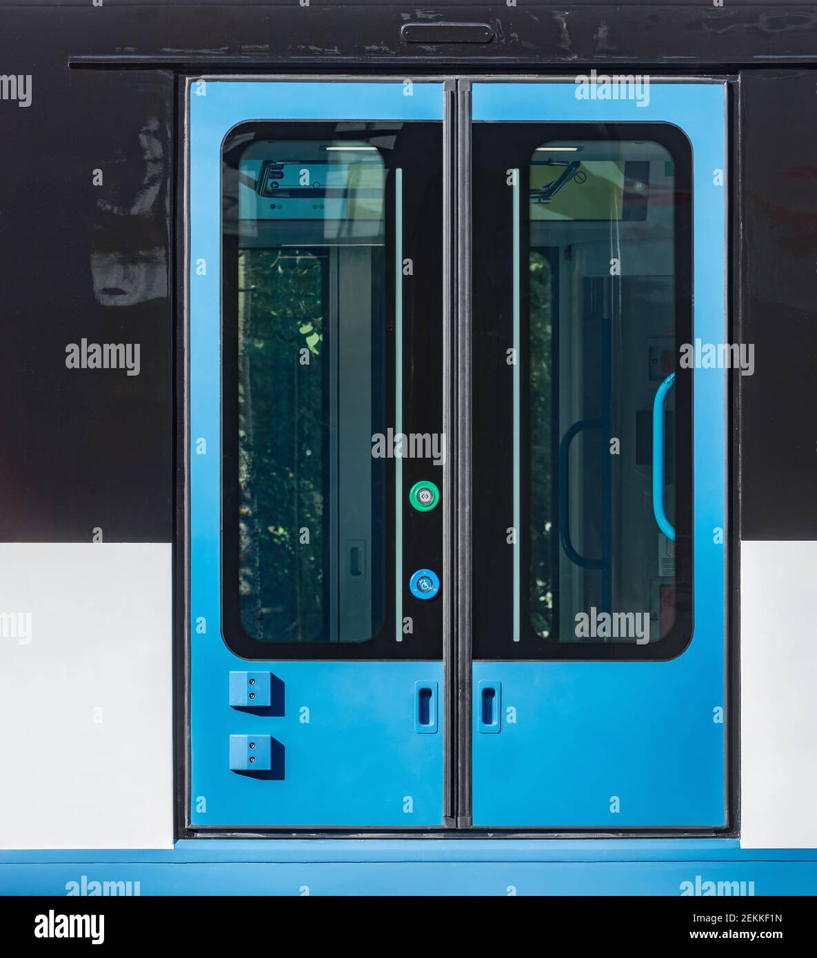 Automatic doors hi-res stock photography and images - Alamy