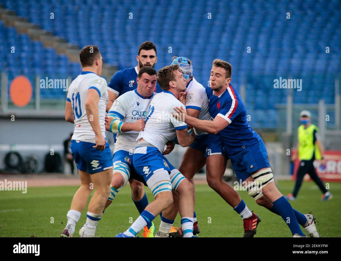 Anthony Jelonch (France) blocking Paolo Garbisi (Italy) during the 2021 ...