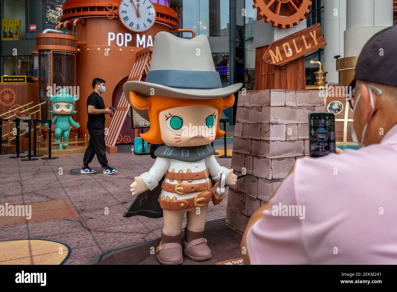 Popmart holds a large blind box exhibition, including a 4.5-meter-high ...