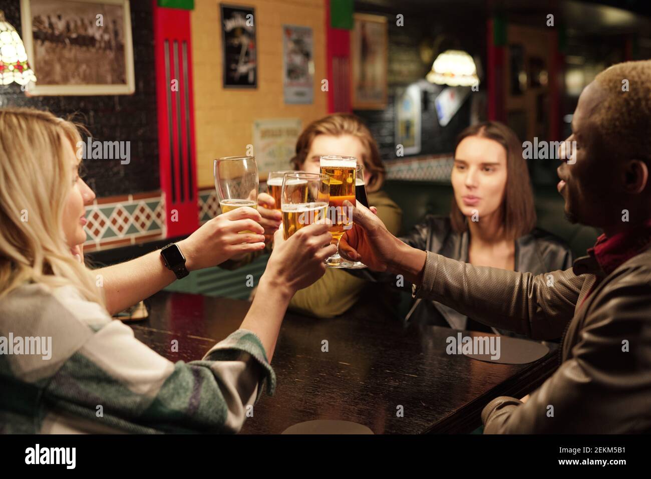 Group of young people pub sitting hi-res stock photography and images ...