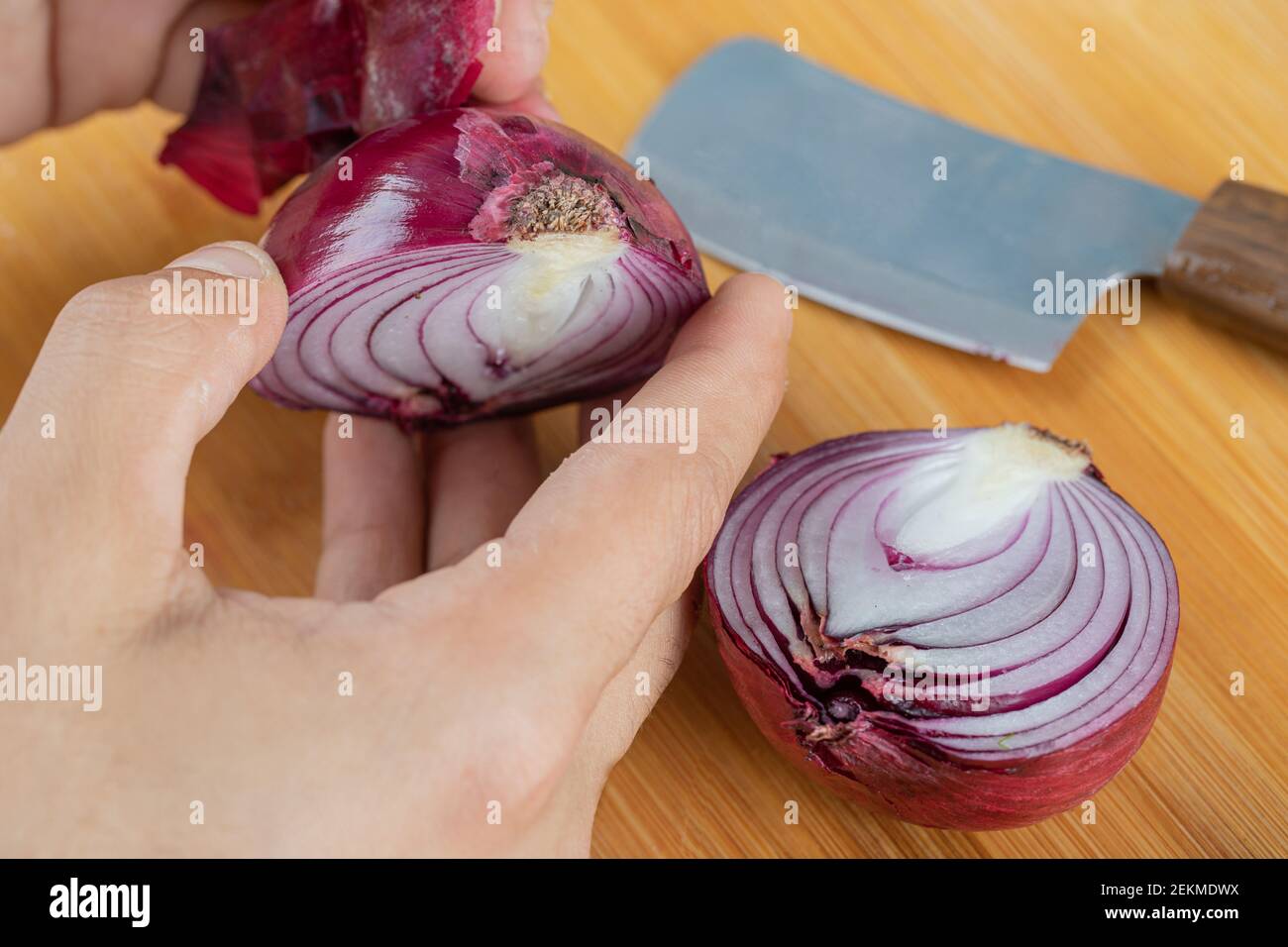 Peeling red onion hi-res stock photography and images - Alamy