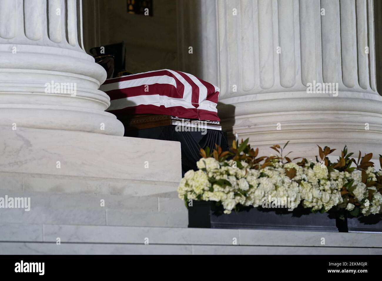 A Supreme Court Honor Guard moves the flag-draped casket of Justice ...