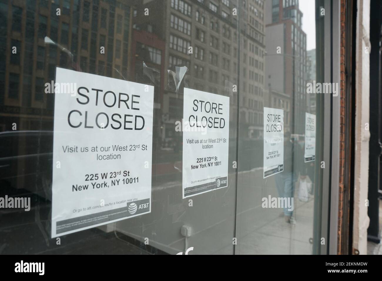 Covid 19 signs in store windows hi-res stock photography and images - Alamy