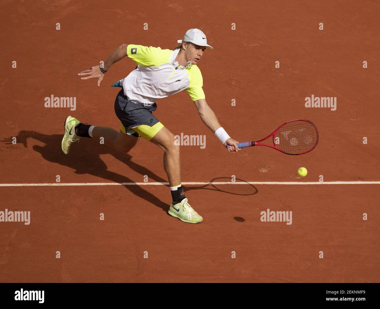 Broken tennis racket hi-res stock photography and images - Alamy