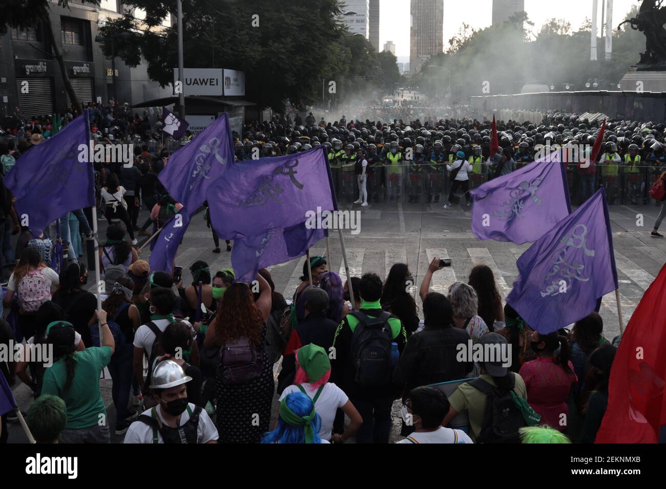 (9/28/2020) Hundreds of women turned out to protest in favor of legal ...