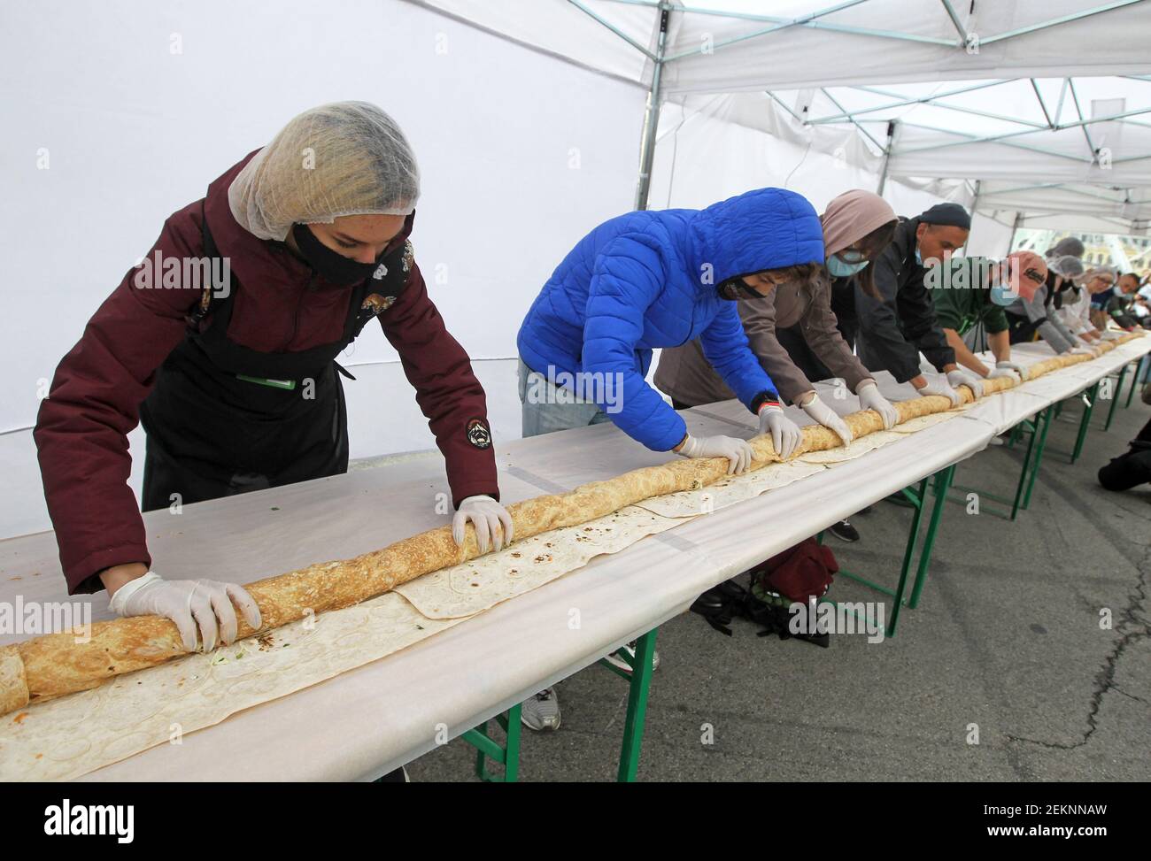 Participants making the longest vegetarian shawarma. Record-breaking 27 ...