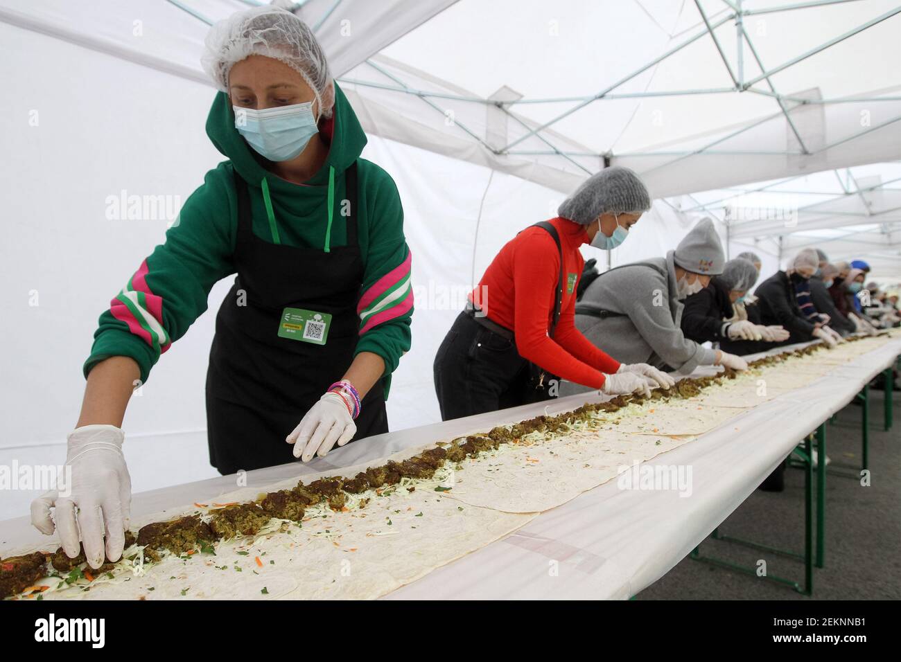 Participants making the longest vegetarian shawarma. Record-breaking 27 ...