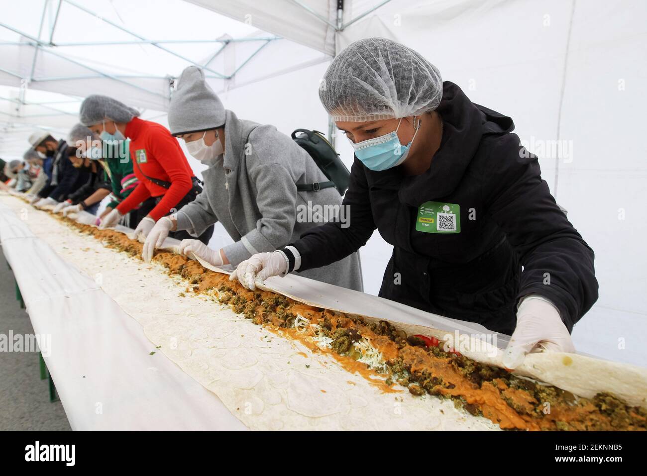 Participants making the longest vegetarian shawarma. Record-breaking 27 ...