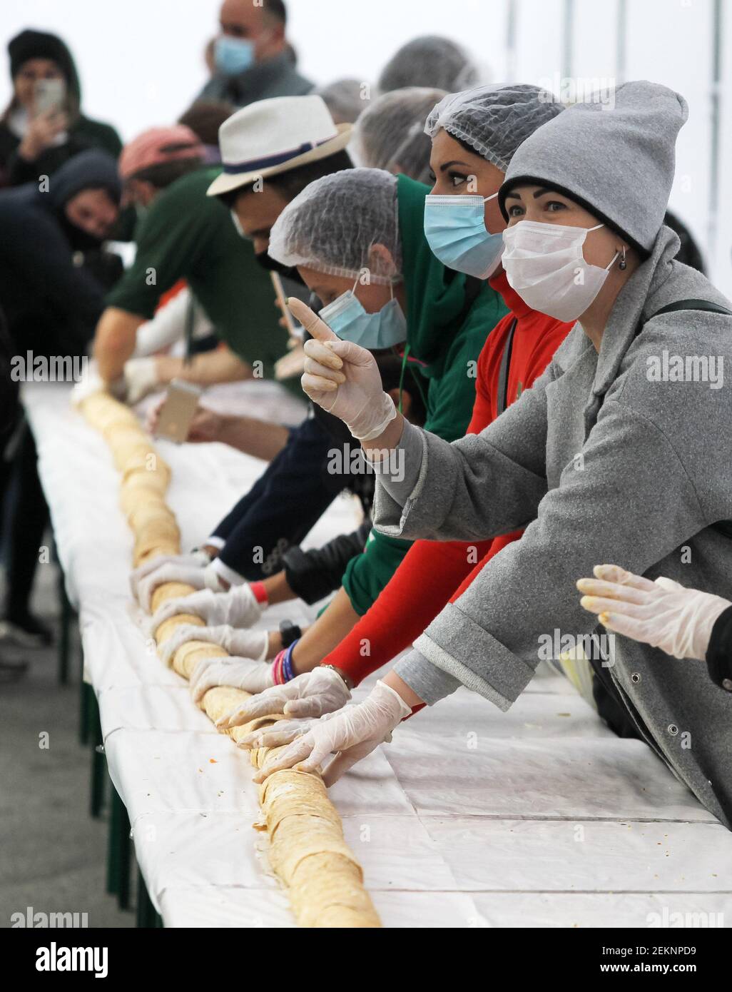 Participants making the longest vegetarian shawarma. Record-breaking 27 ...