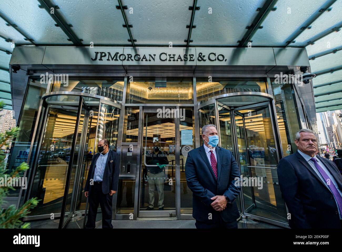 Main entrance at JPMorgan Chase headquarters in New York City. (Photo ...