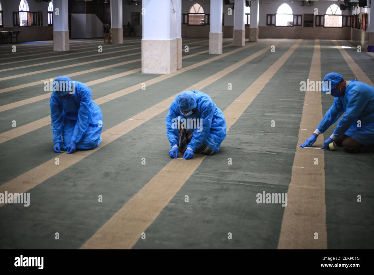 Worker The Ministry of Endowments and Religious put up a social ...