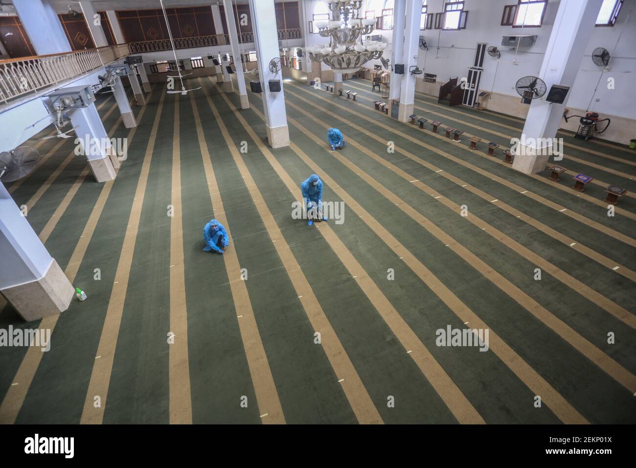 Worker The Ministry of Endowments and Religious put up a social ...