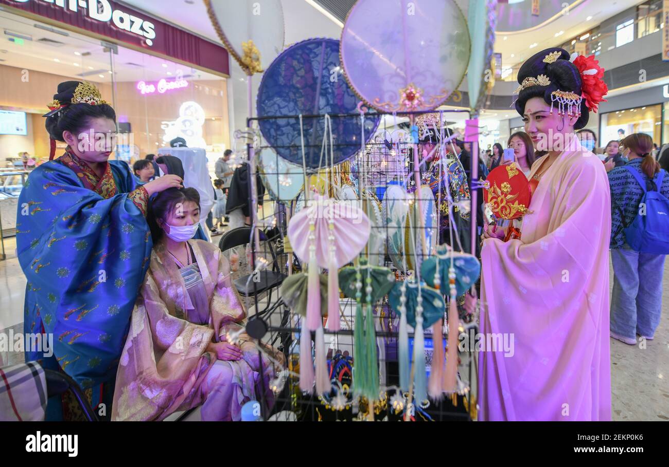 People dressed in Han Chinese clothing visit the Han Chinese clothing ...