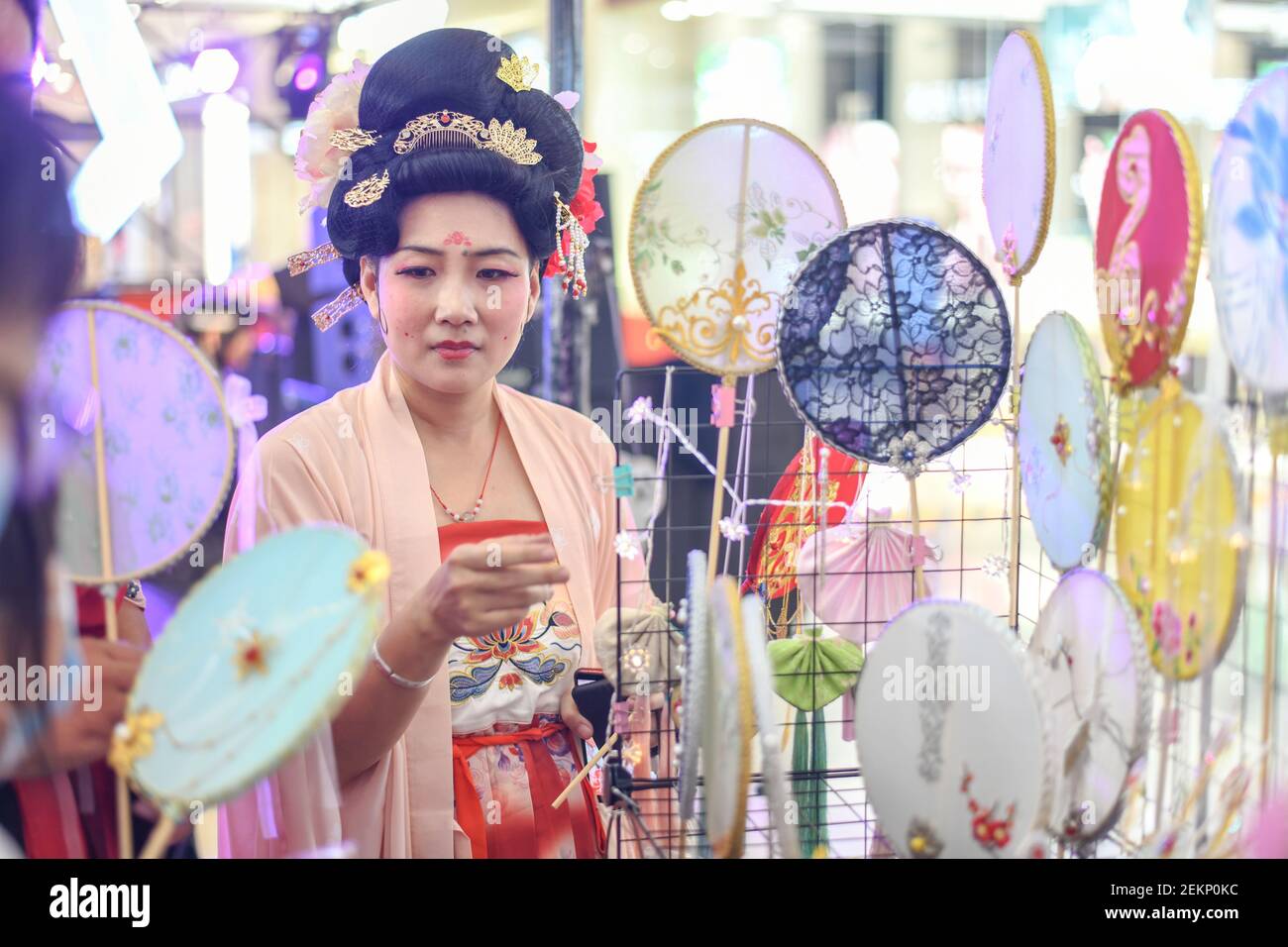People dressed in Han Chinese clothing visit the Han Chinese clothing ...