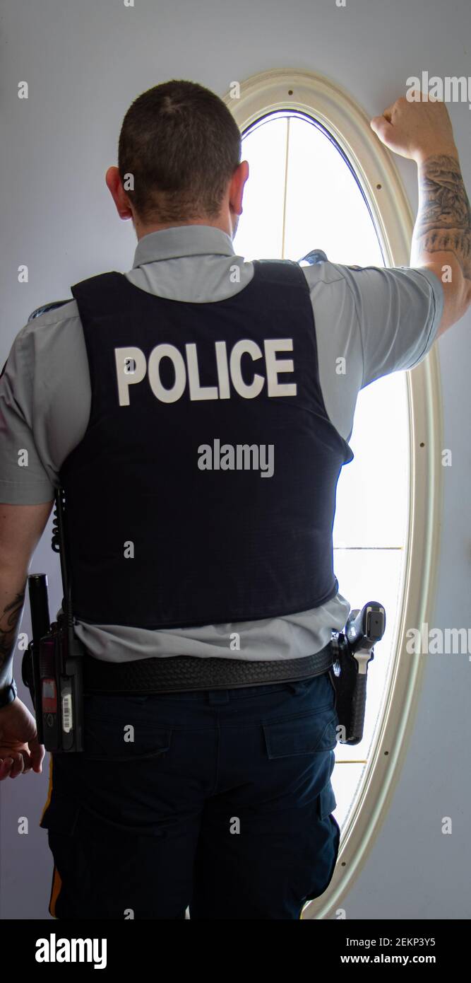 Police knocking on door hi-res stock photography and images - Alamy