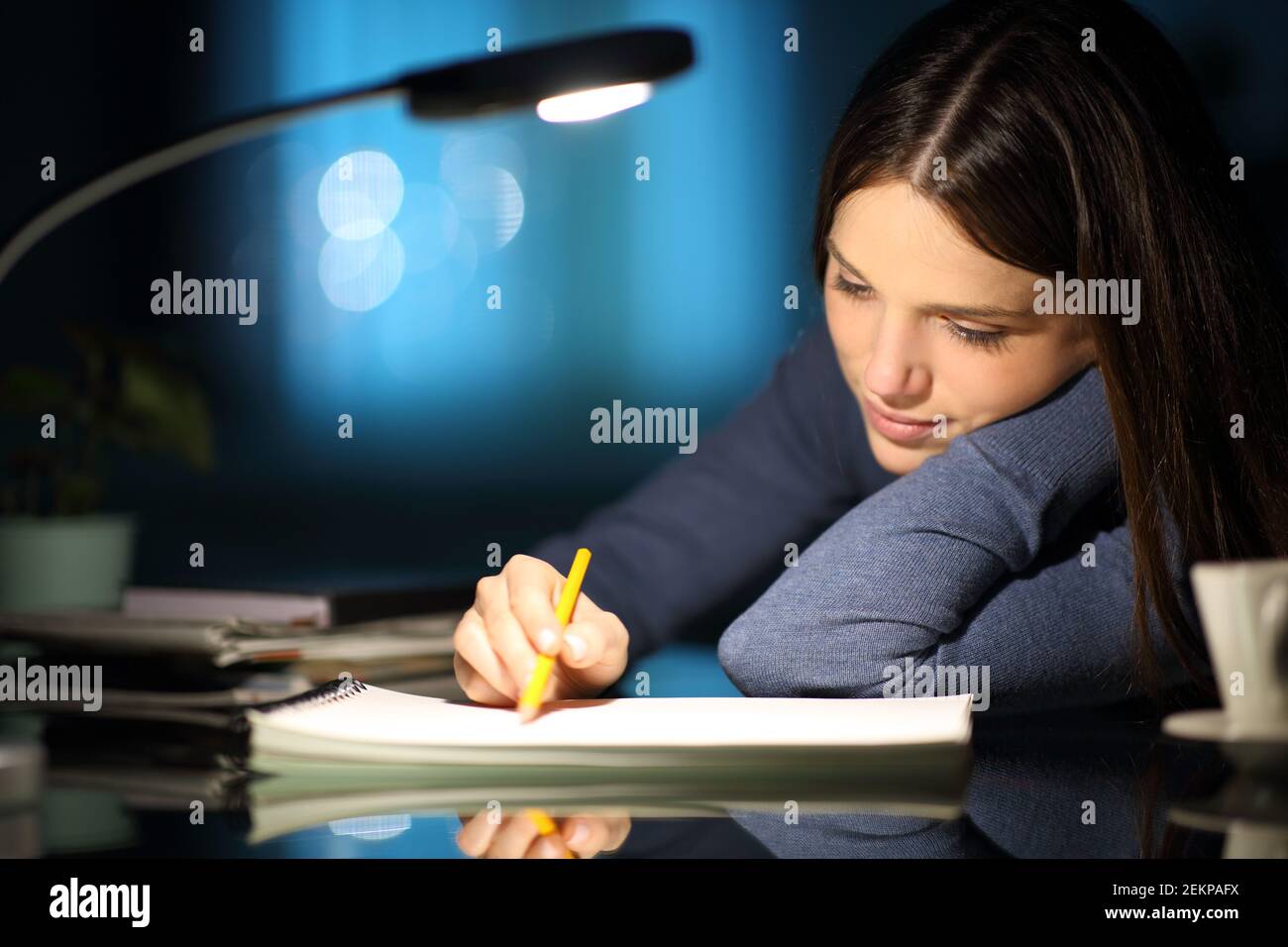 Woman sketching outside hi-res stock photography and images - Alamy