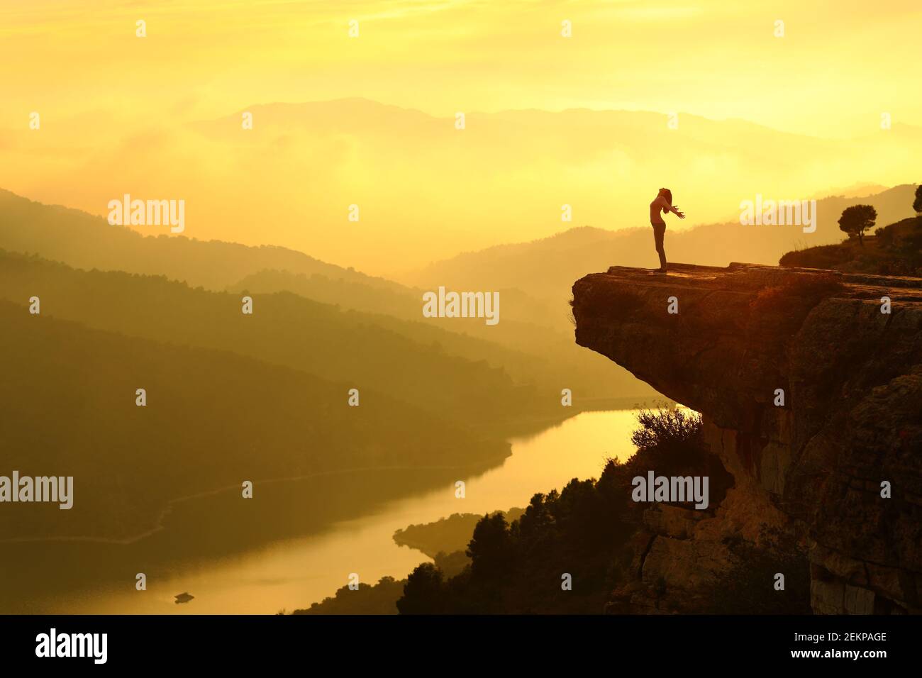 Woman sunset cliff silhouette hi-res stock photography and images - Alamy