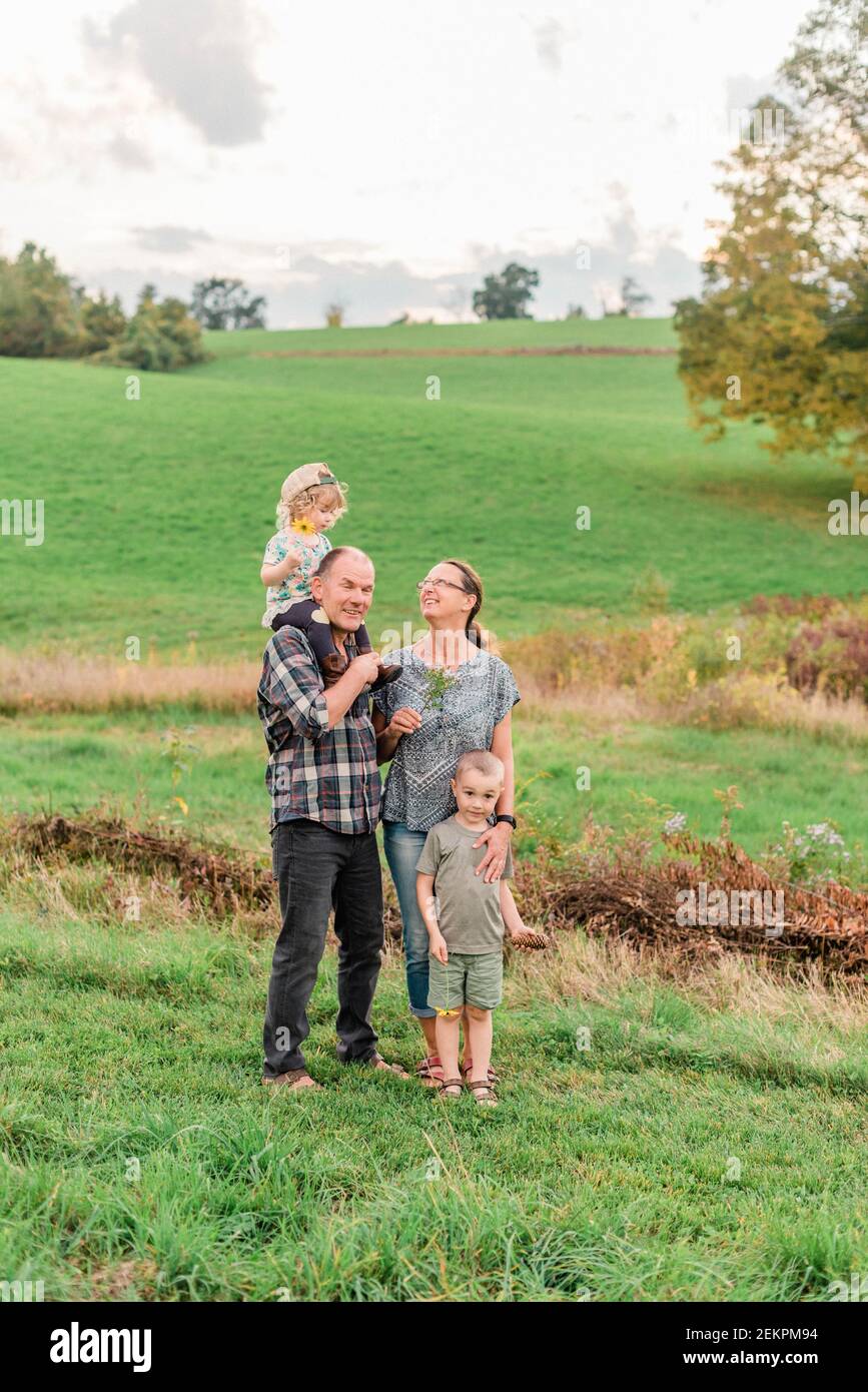 Kids and grandparents hi-res stock photography and images - Alamy