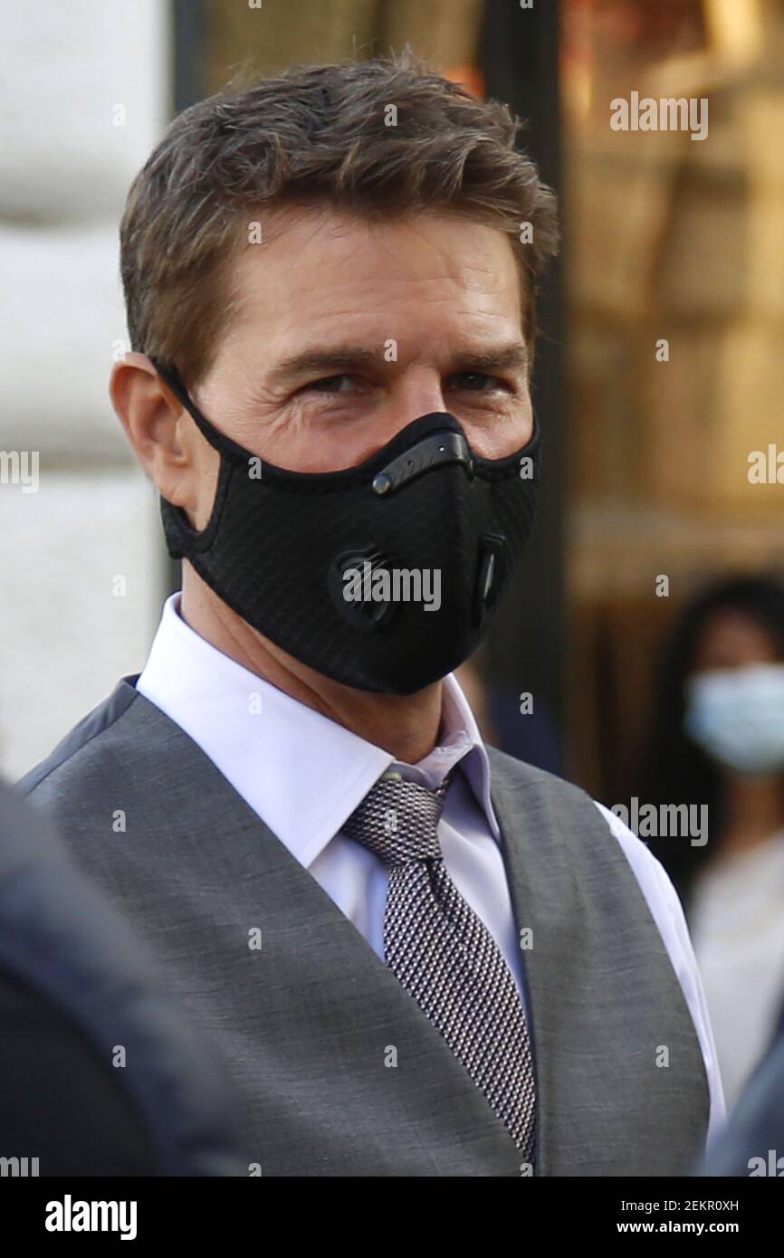 Actor Tom Cruise wearing a face mask on the set of the film Mission ...