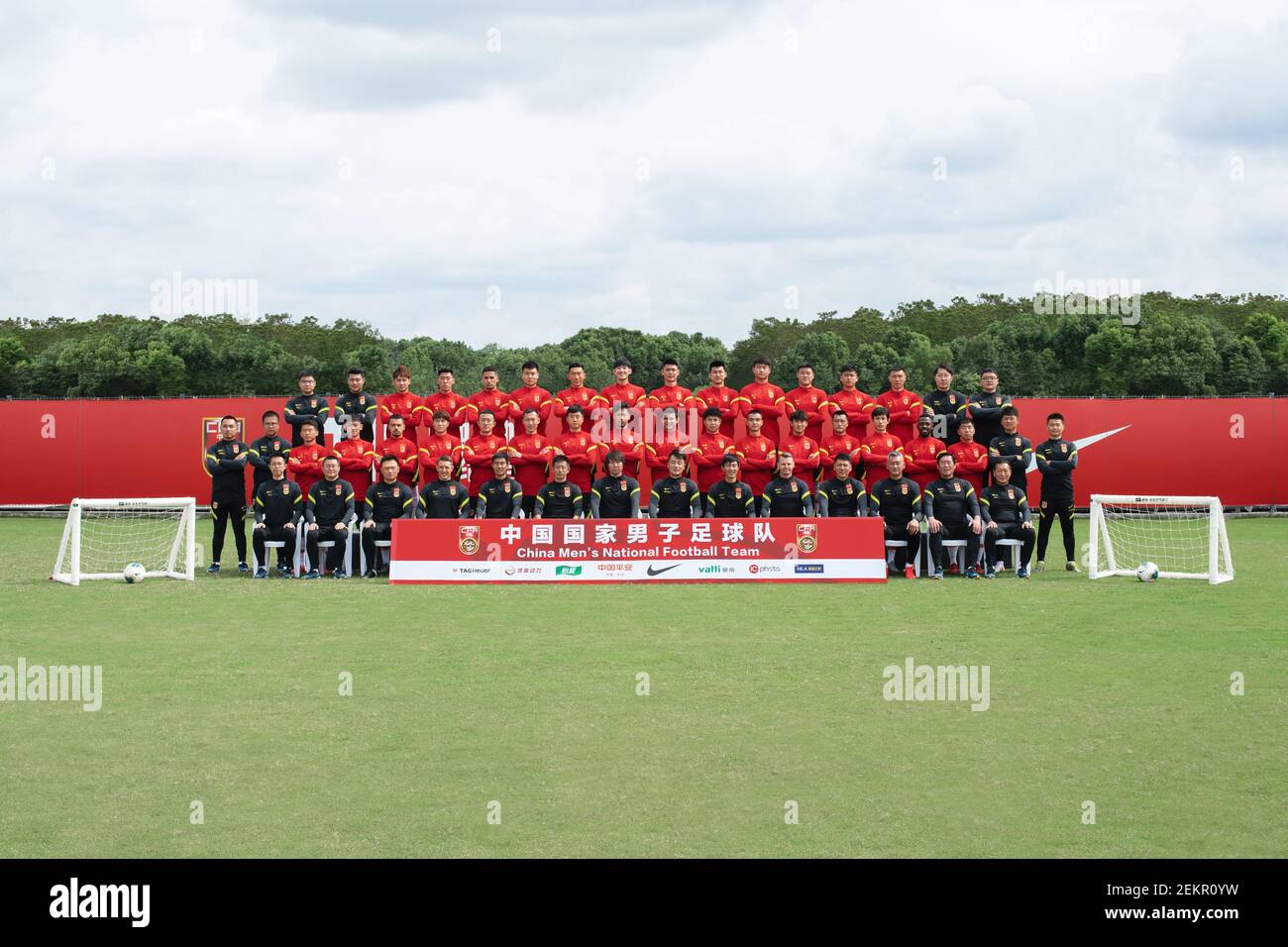 All the members including professional players and coaches of China Men ...