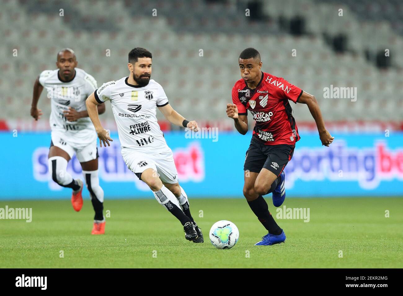Erick do Athletico disputa o lance com Ricardinho do Ceará durante a ...