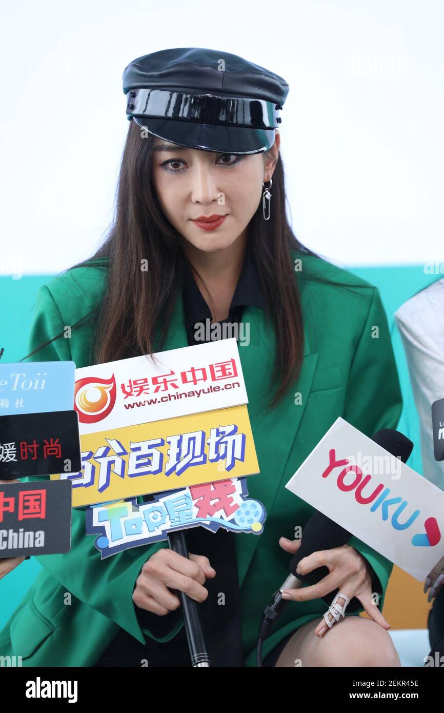 Chinese actress Du Ruoxi shows up in black suit at 2020 Shanghai ...