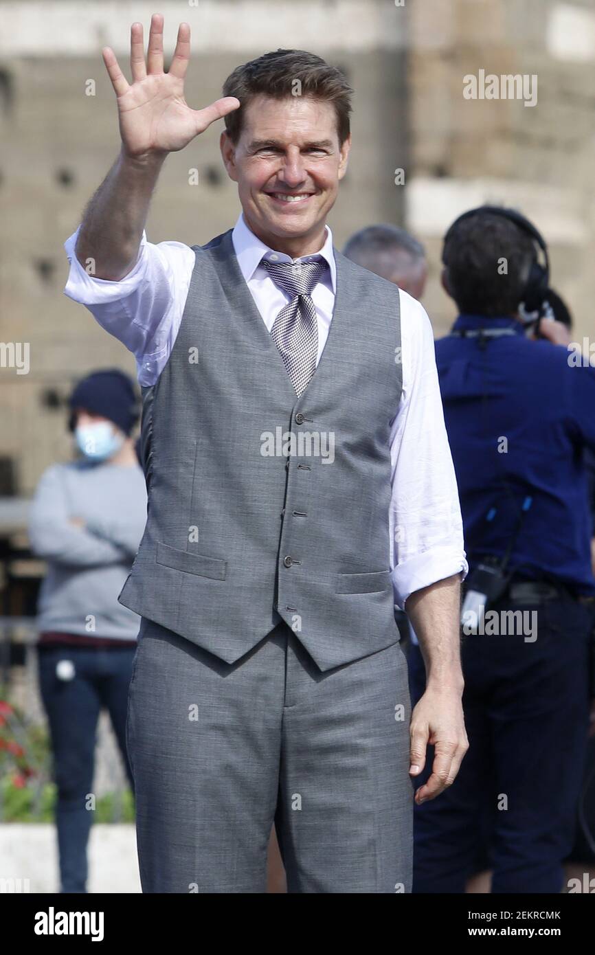 Actor Tom Cruise smiling and waving to his fans on the set of the film ...