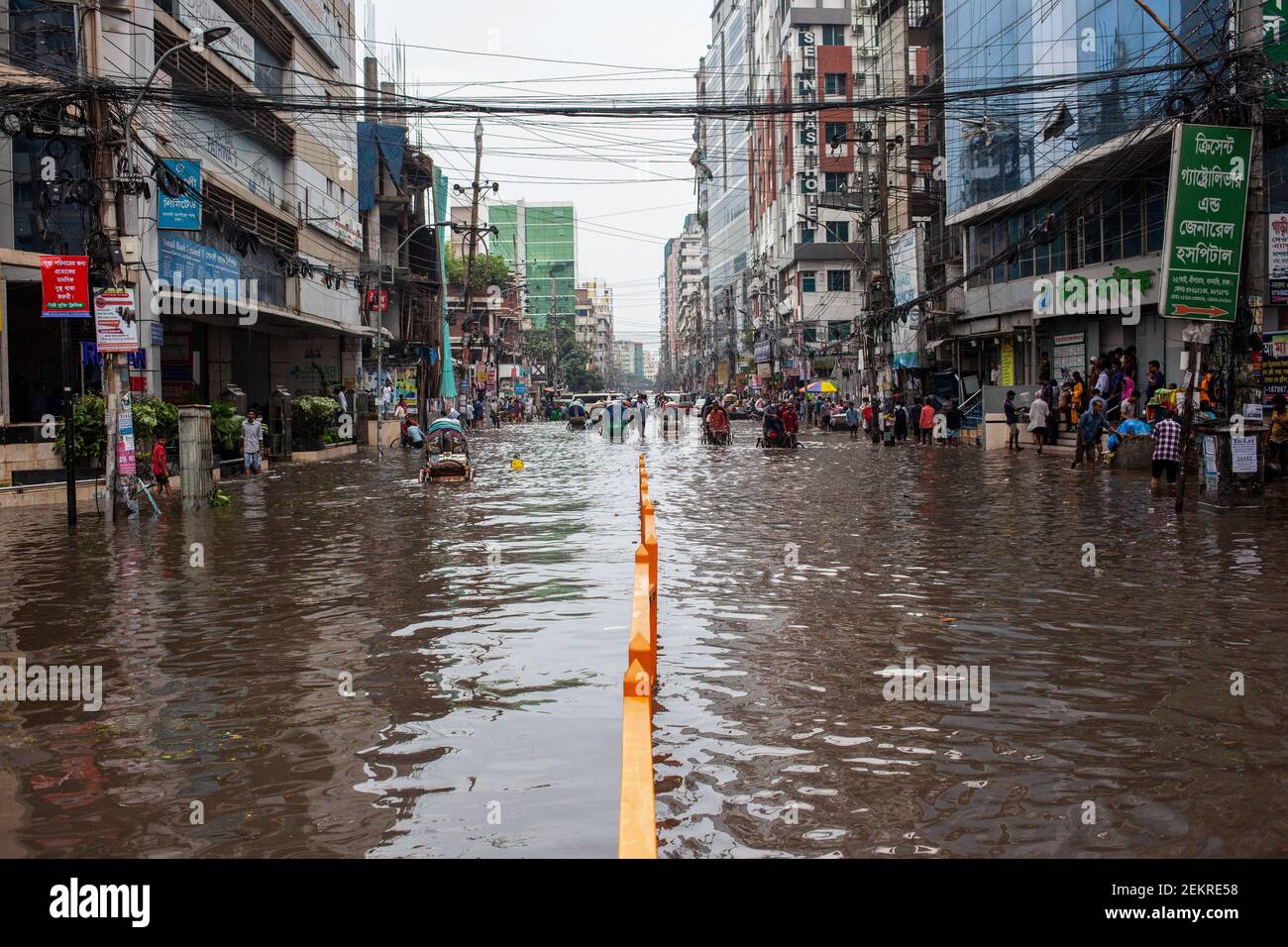 Commuters suffer after Dhakaís Green Road left waterlogged following ...