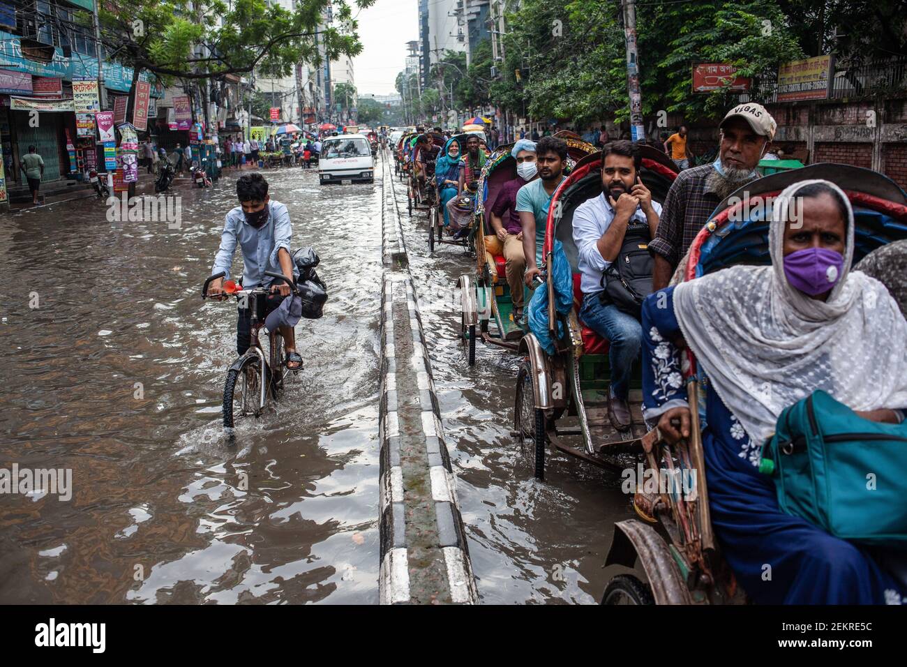 Commuters suffer after Dhakaís Green Road left waterlogged following ...