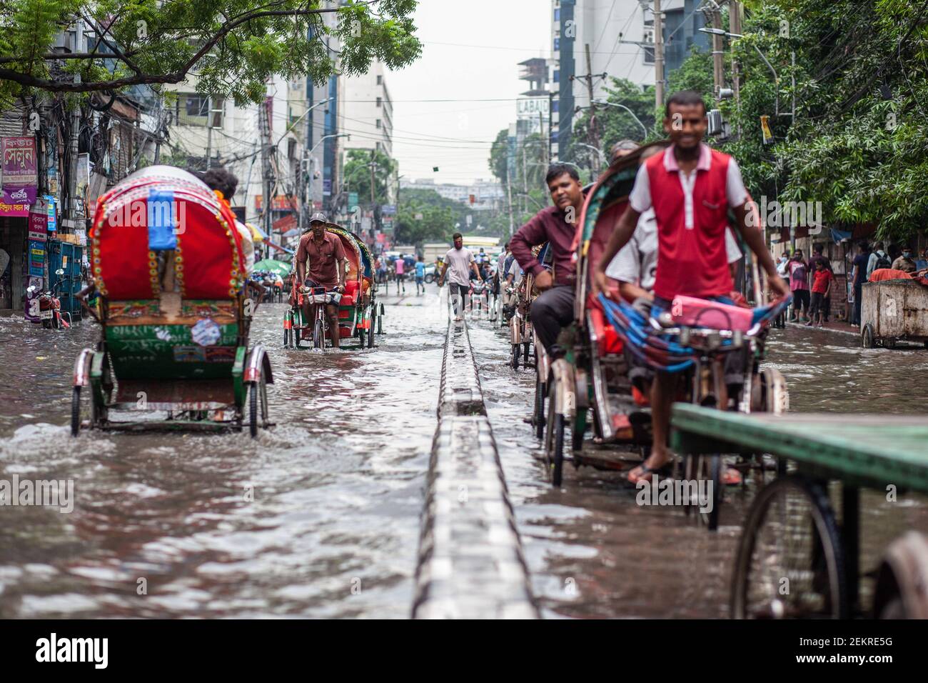 Commuters suffer after Dhakaís Green Road left waterlogged following ...