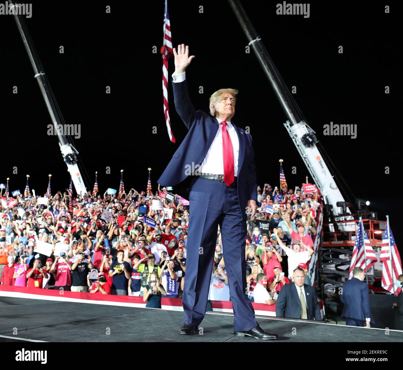 President Donald Trump waves goodbye to cheering supporters as he ...