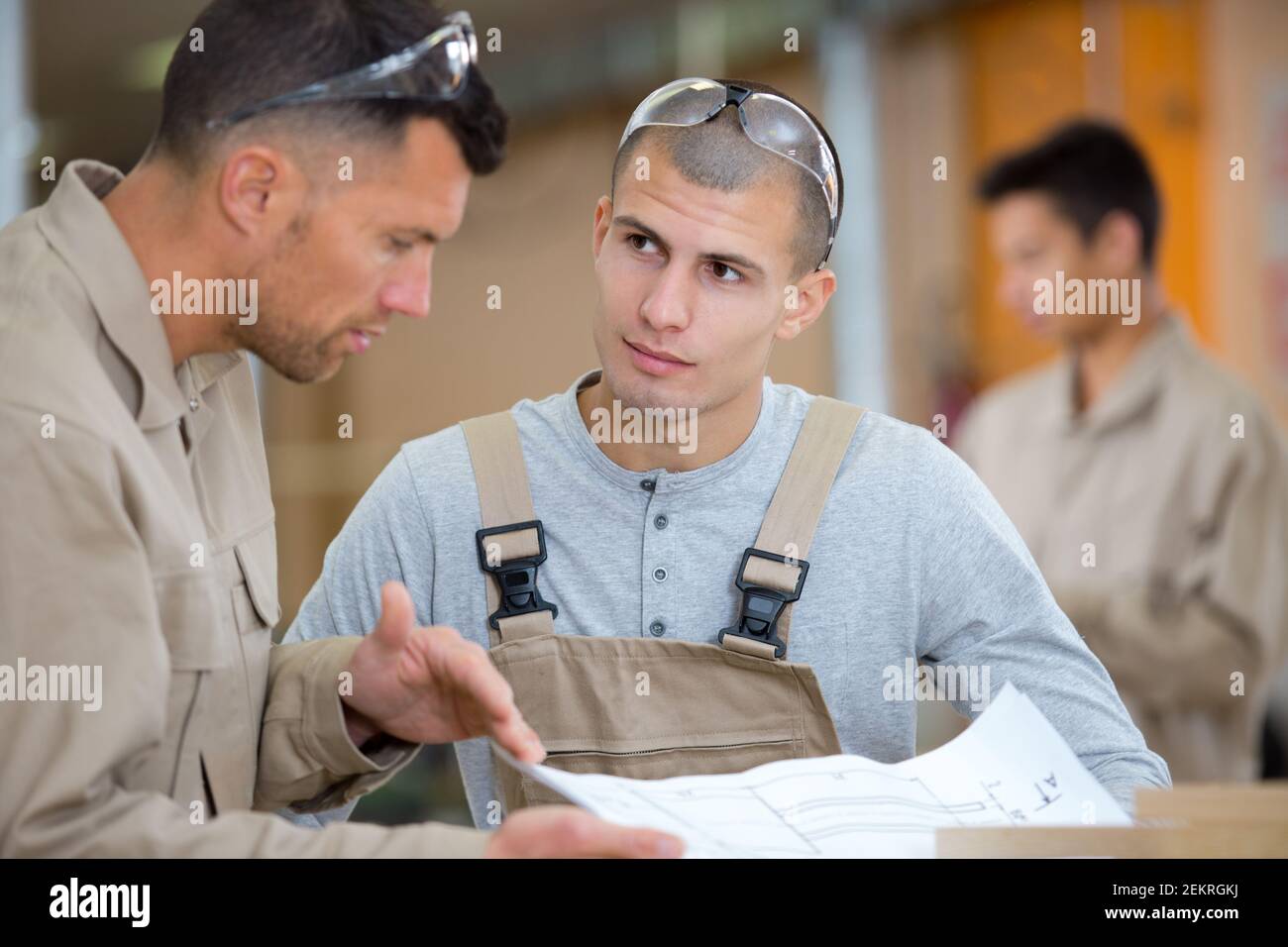 Teamwork carpenter apprentice hi-res stock photography and images - Alamy