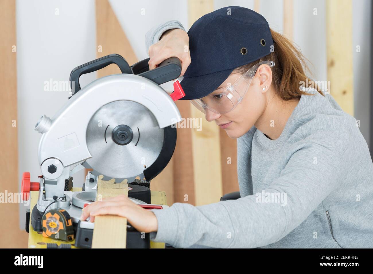 young woman using circular saw Stock Photo - Alamy