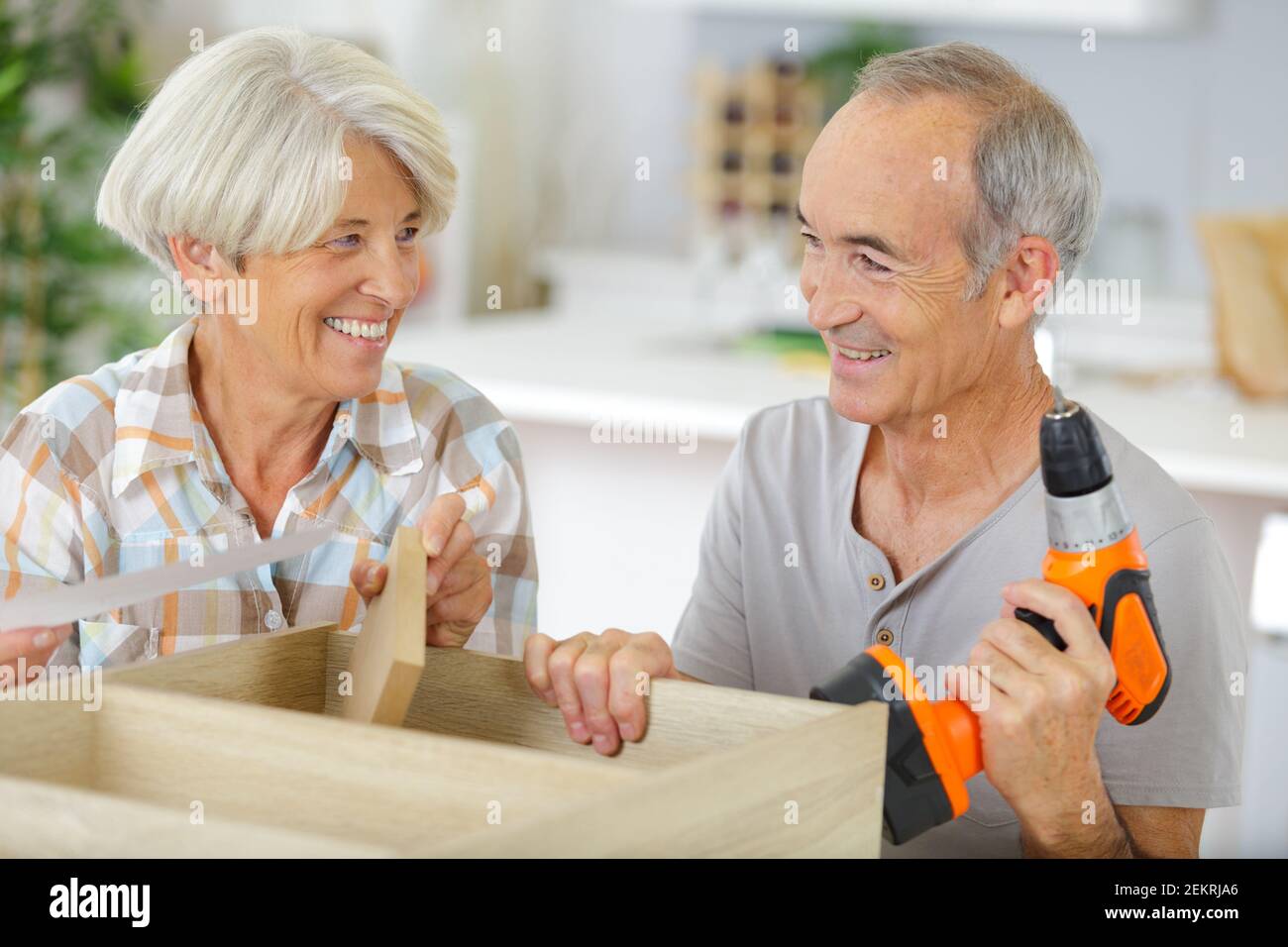 Senior doing diy home hi-res stock photography and images - Alamy