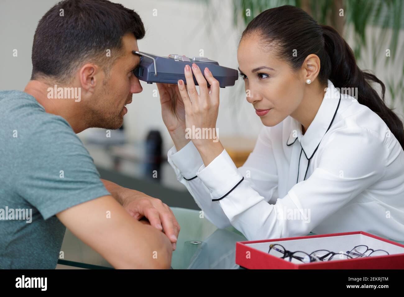 an optician examining patients eyes Stock Photo - Alamy