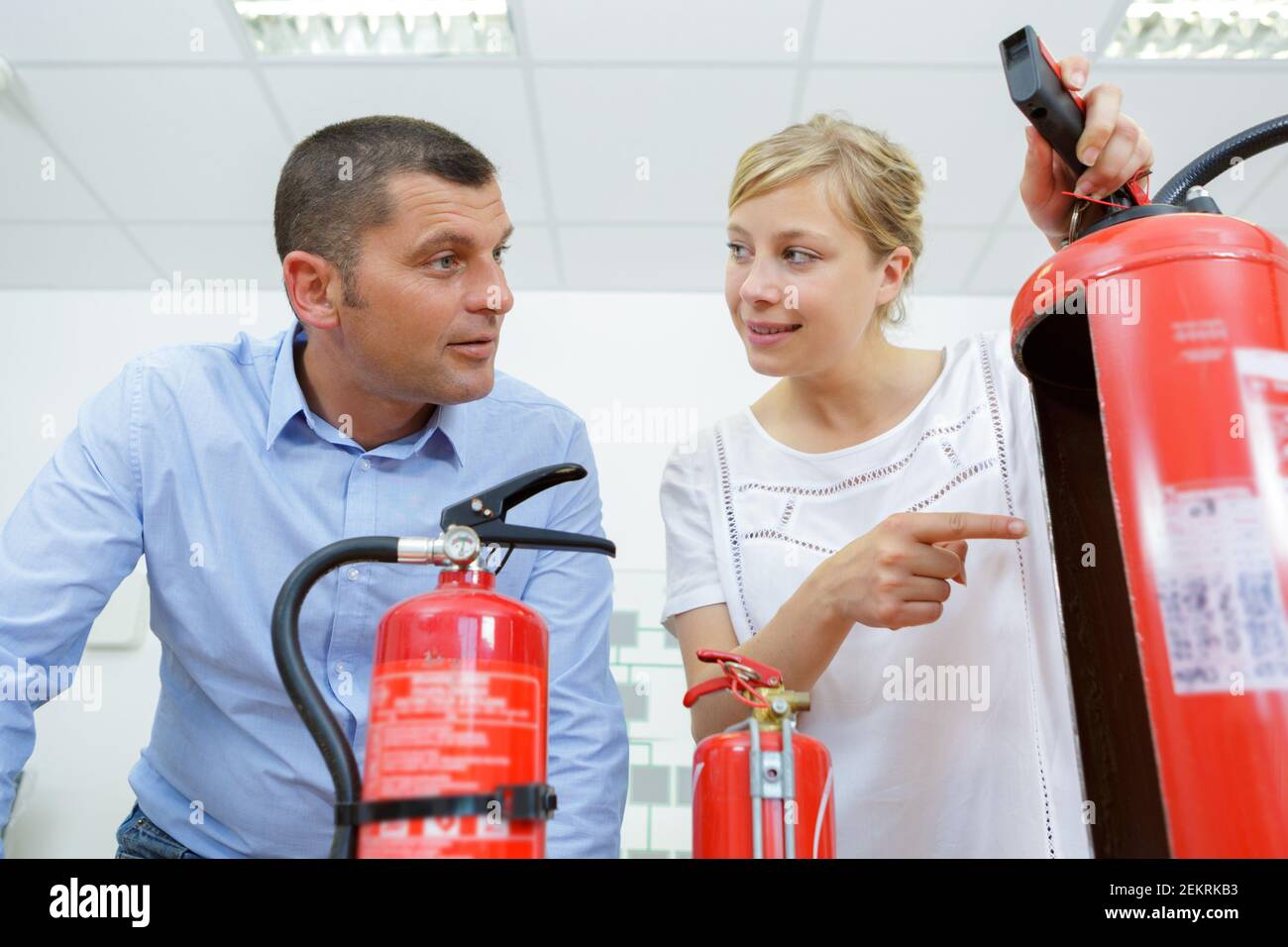 learning how to operate fire extinguisher Stock Photo - Alamy