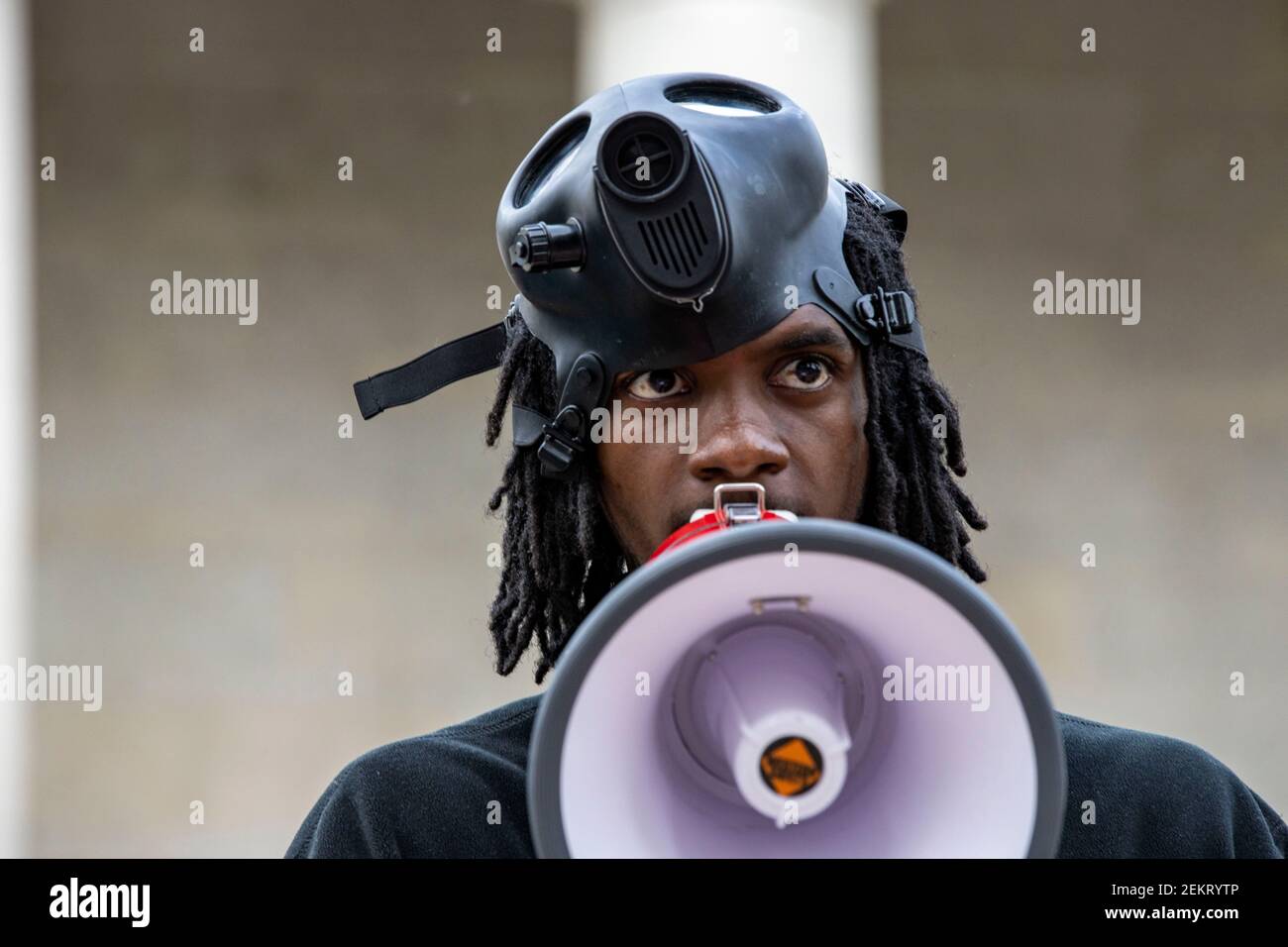 Police officer wearing gas mask hi-res stock photography and images - Alamy