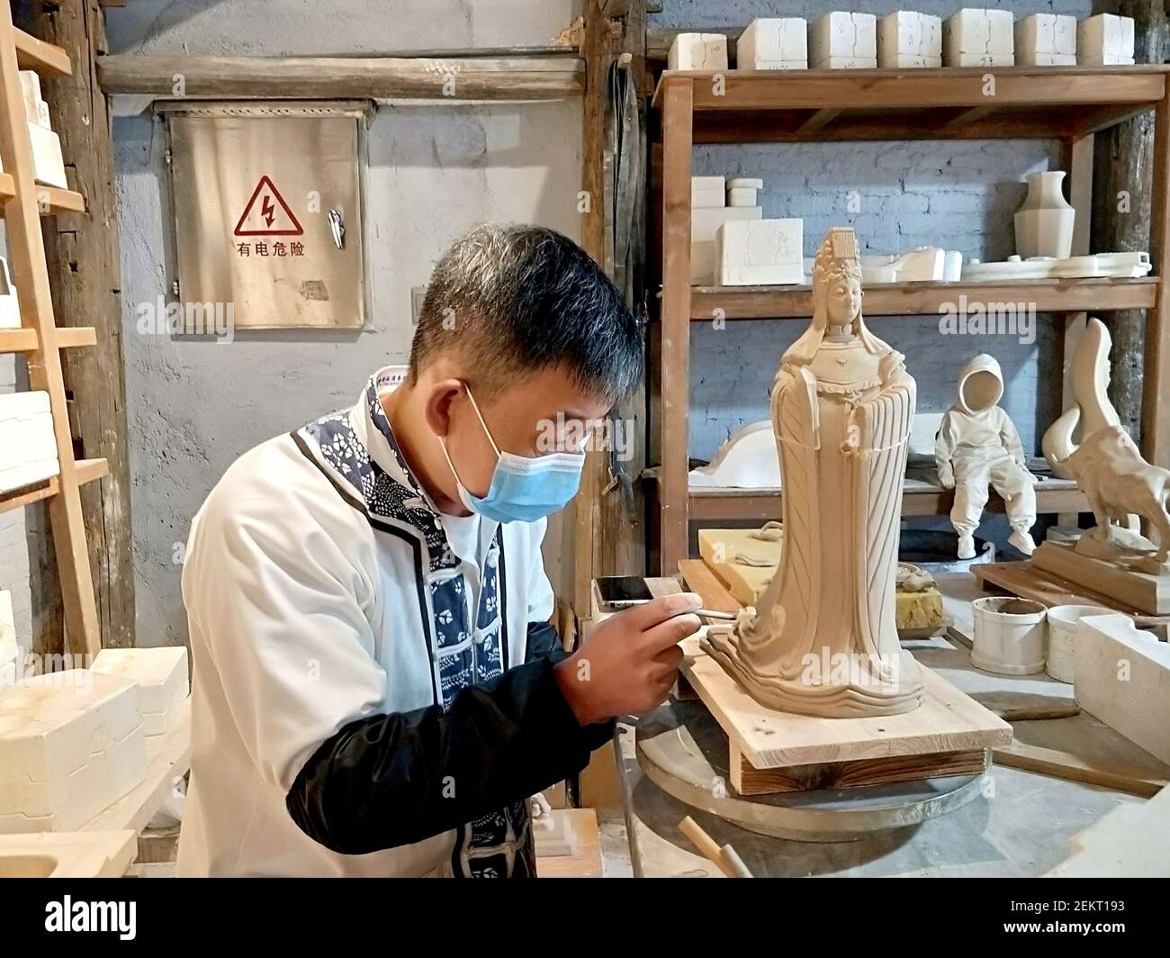 JiangxiÃ¯Â¼Å’CHINA-A tourist visits the ancient kiln folk custom expo ...