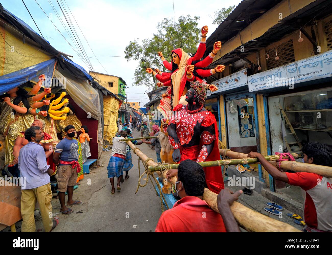 Porters seen carrying the Idol of Hindu God Devi Durga from the artist ...