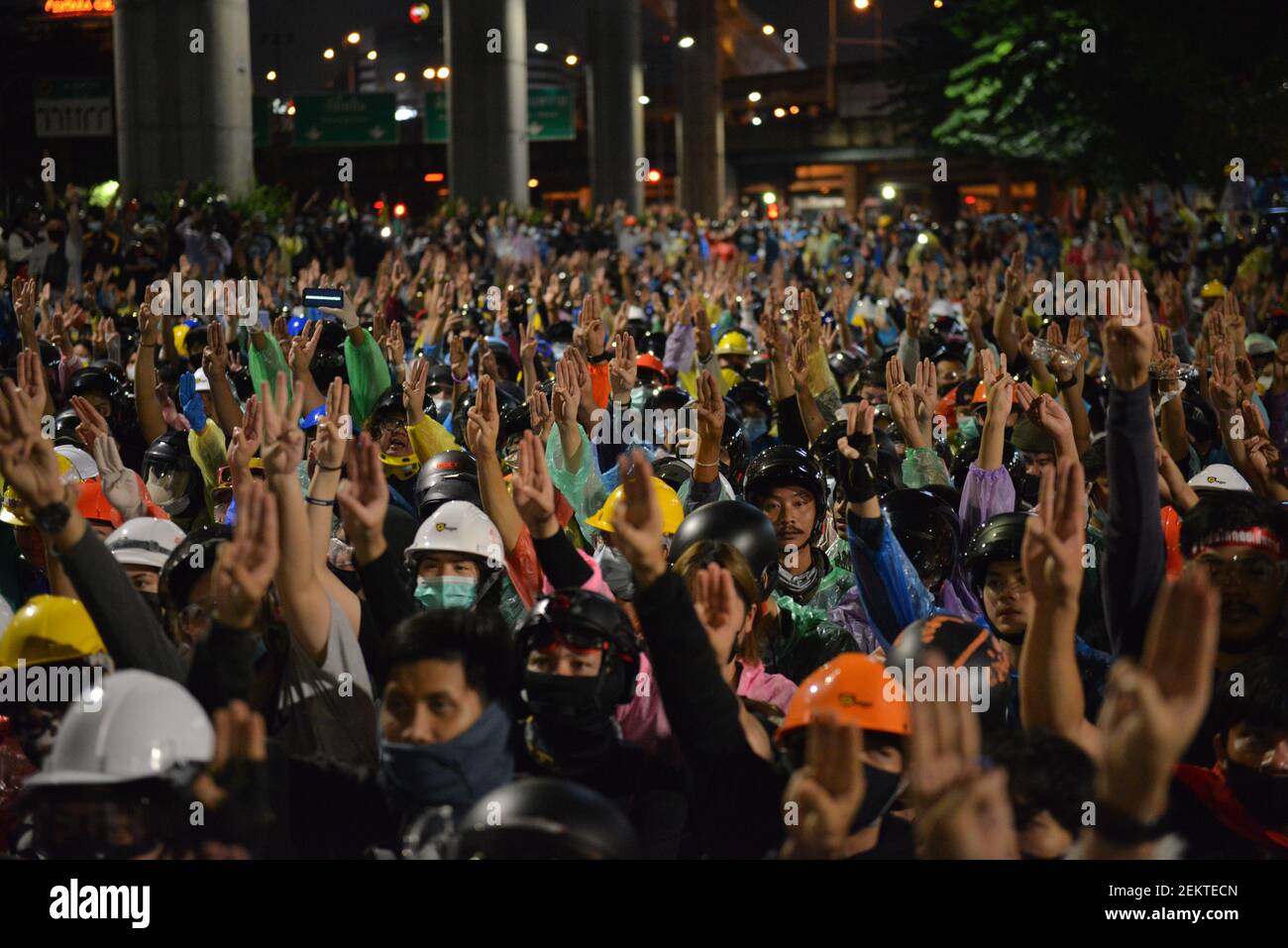 Bangkok : Volunteers keep the protesters safe. Prepare personal ...