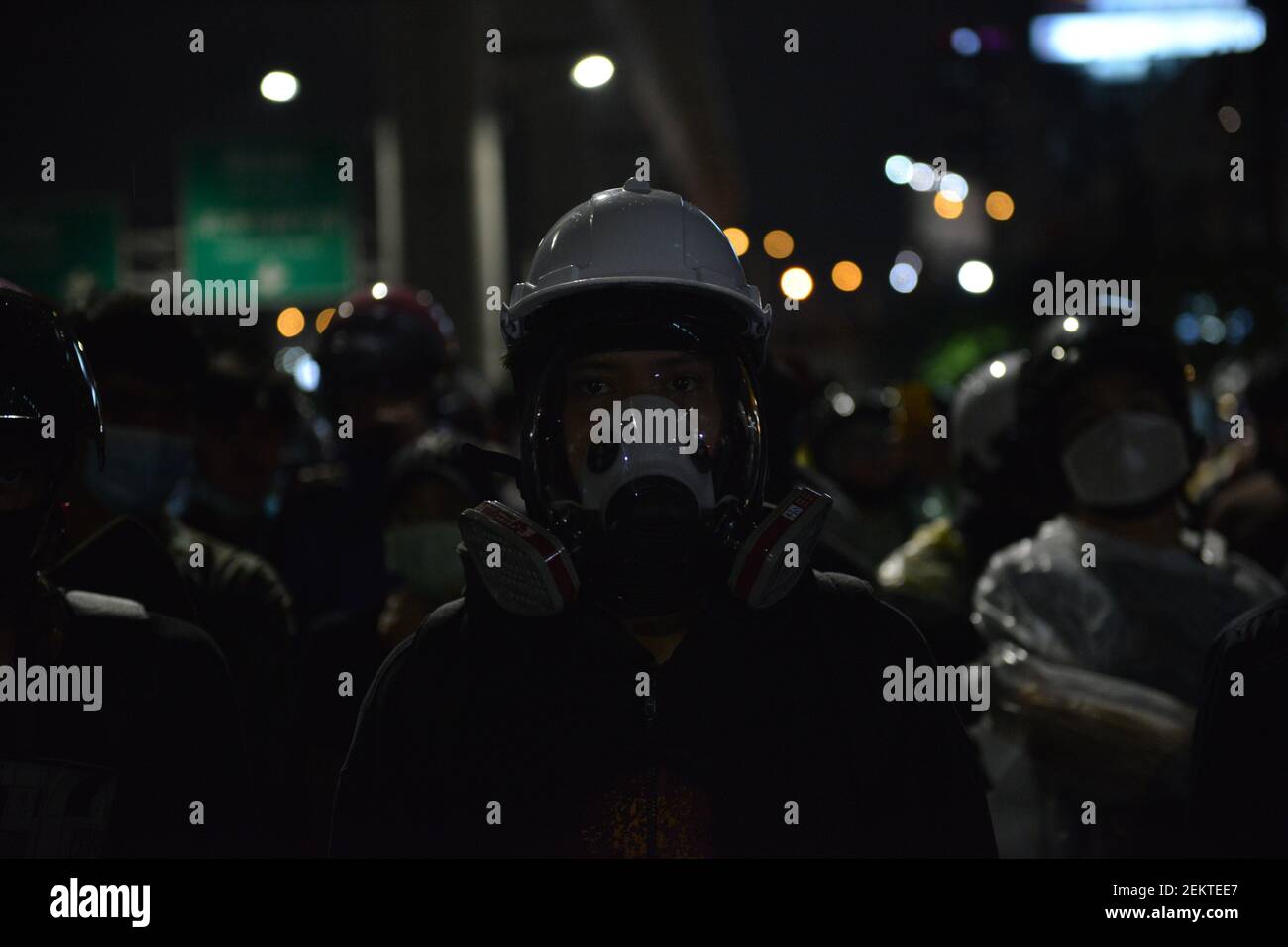 Bangkok : Volunteers keep the protesters safe. Prepare personal ...