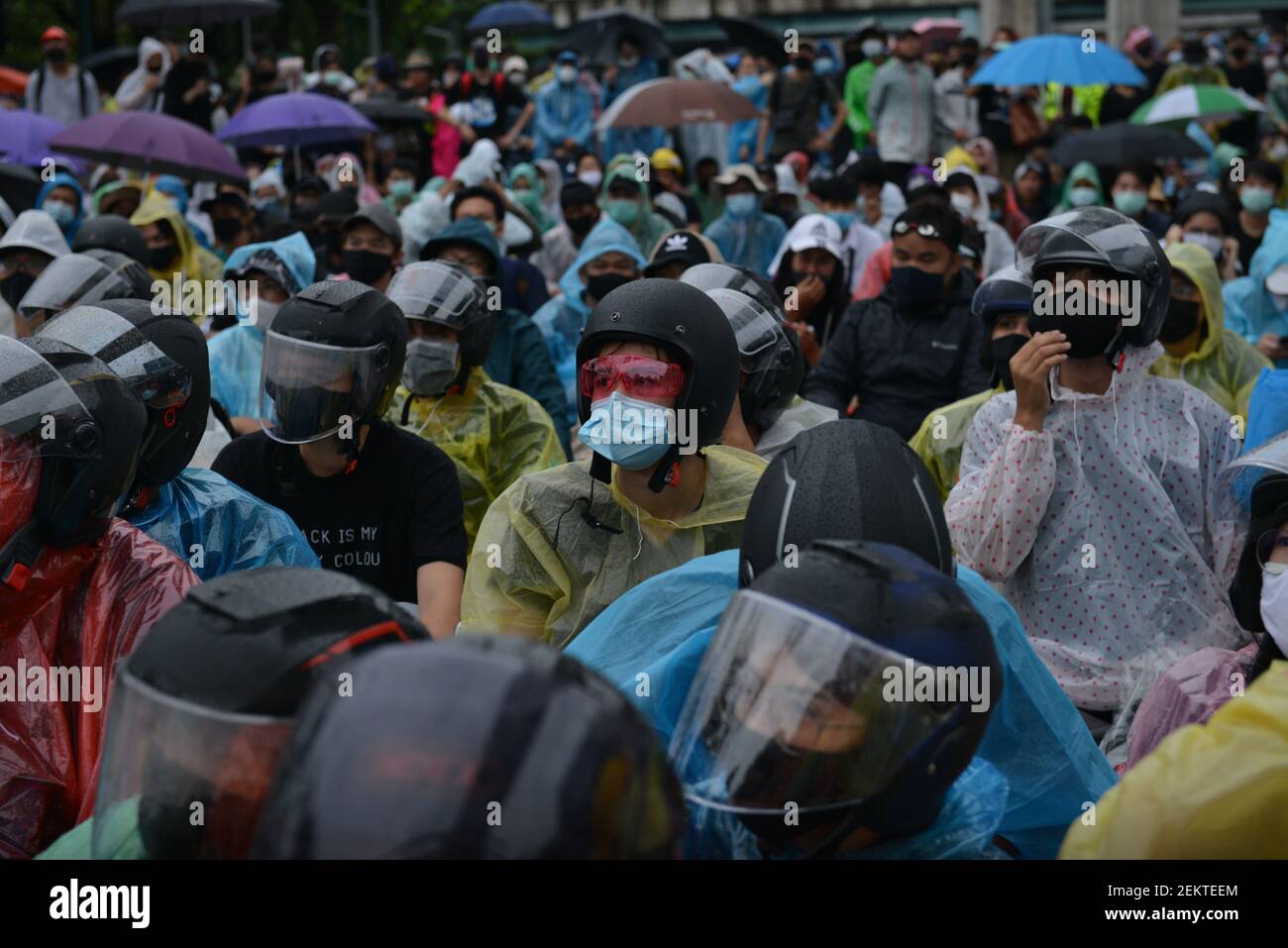 Bangkok : Volunteers keep the protesters safe. Prepare personal ...
