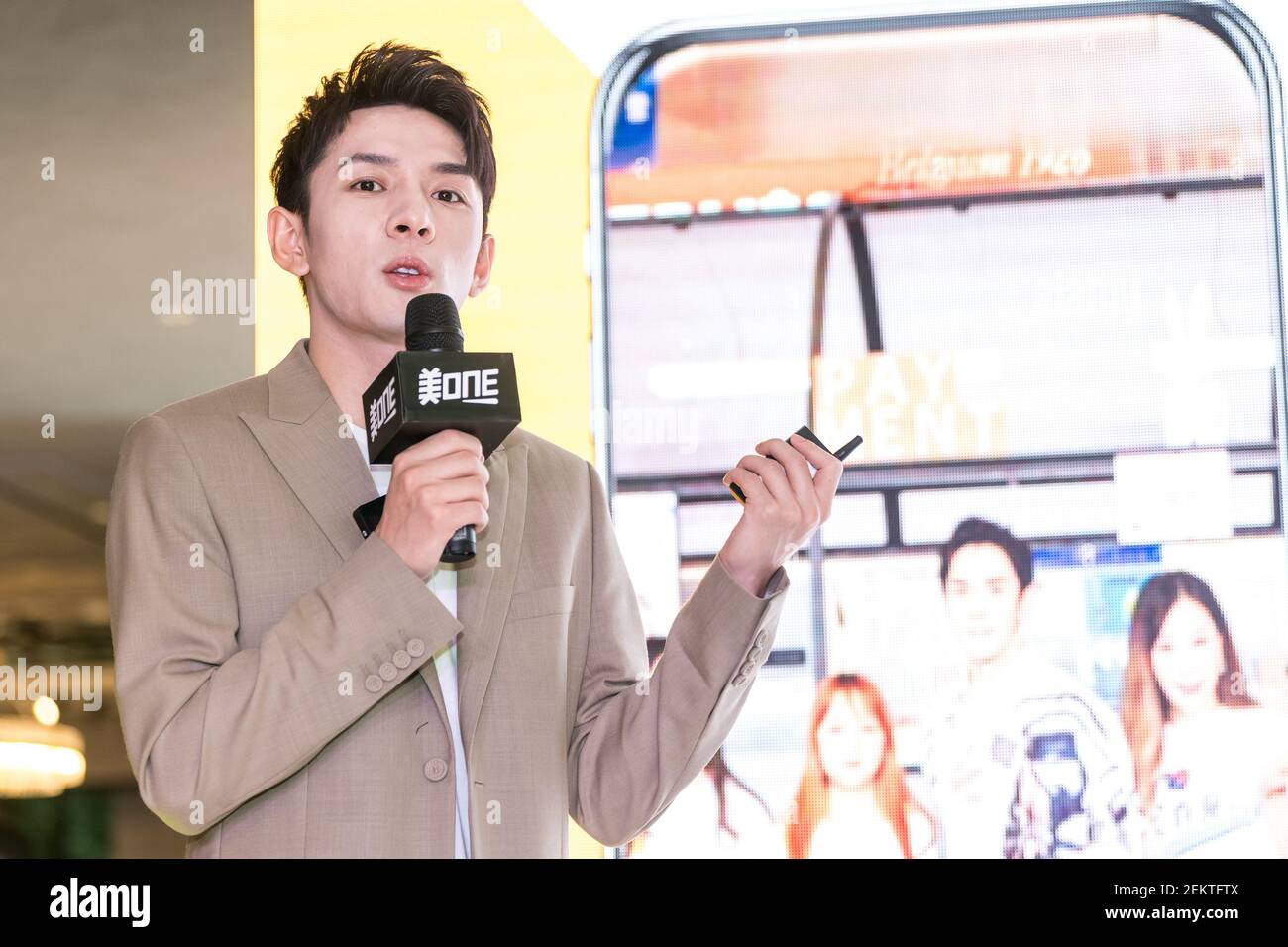 Chinese beauty influencer and "lipstick king" Li Jiaqi takes his pet ...