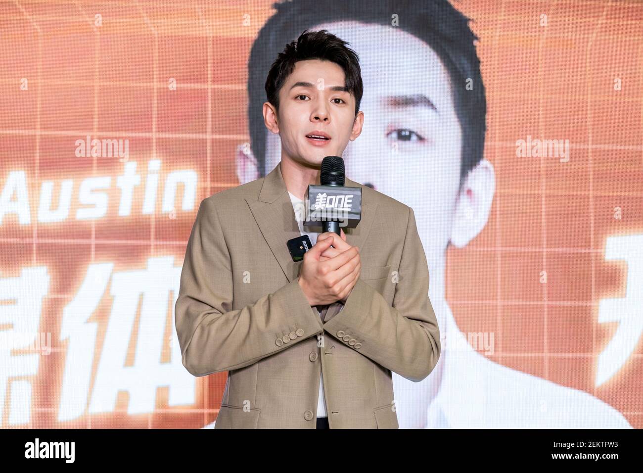 Chinese beauty influencer and "lipstick king" Li Jiaqi takes his pet ...