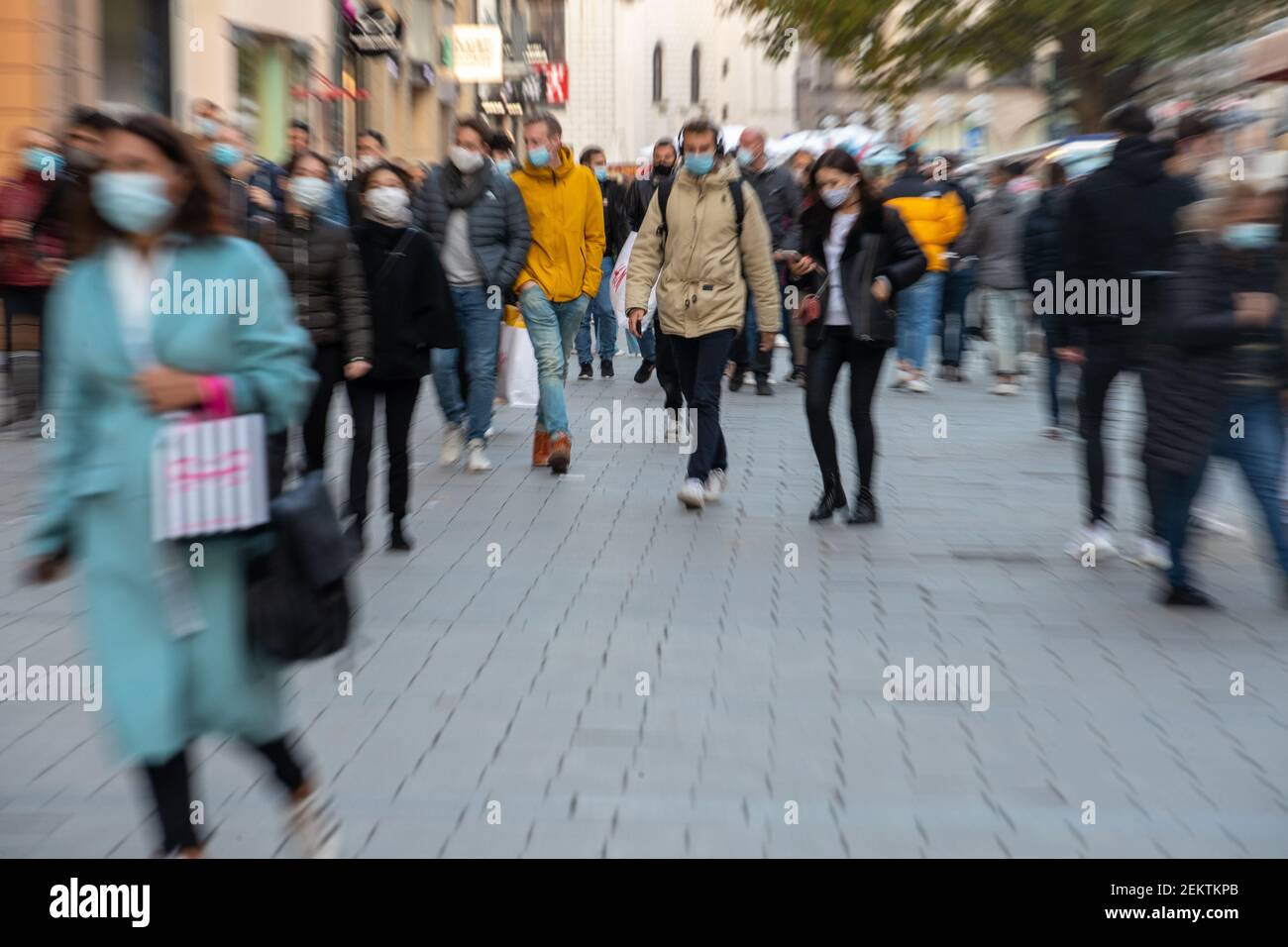 Menschen unterwegs mit Masken am 19. Oktober 2020 in der FuÃŸgÃ ...